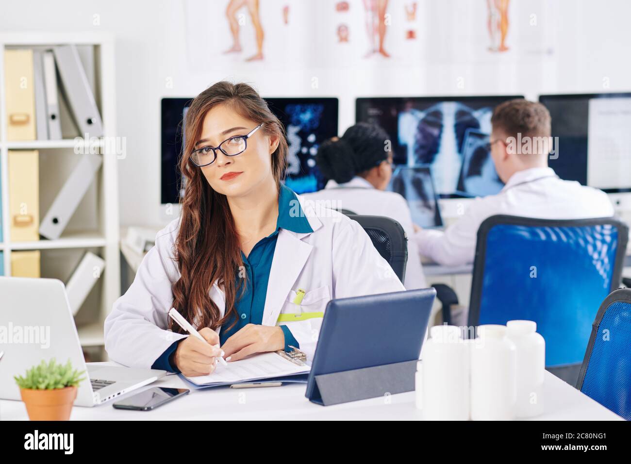 Ward round hospital hi-res stock photography and images - Alamy