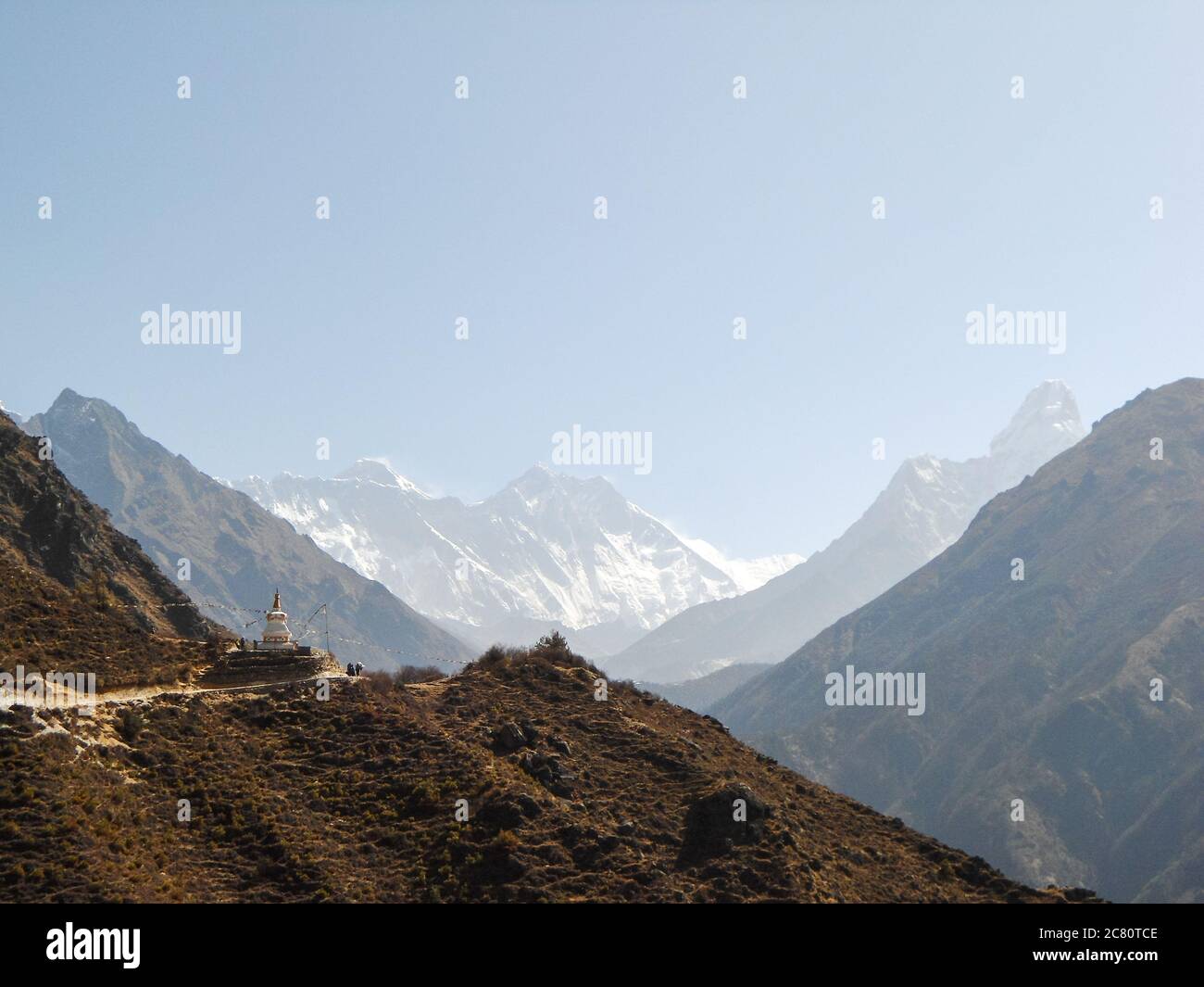 Amzing view oh the pathway to Everest Base camp trek. Stupa in the way ...