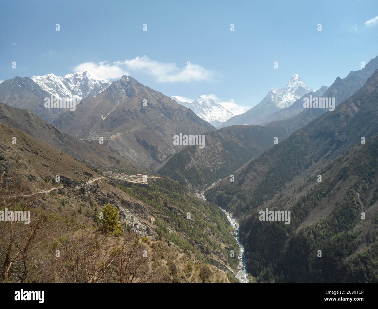 Amzing view oh the pathway to Everest Base camp trek. Stupa in the way ...