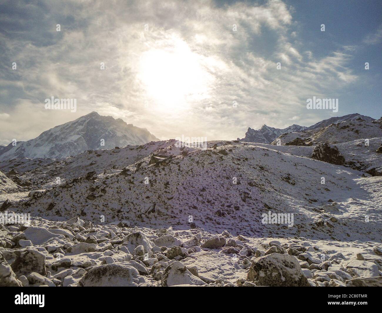 Amazing snowy landscape in the Everest base camp trek Stock Photo - Alamy