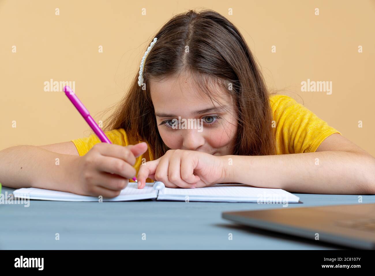 Hispanic teen girl hi-res stock photography and images - Alamy