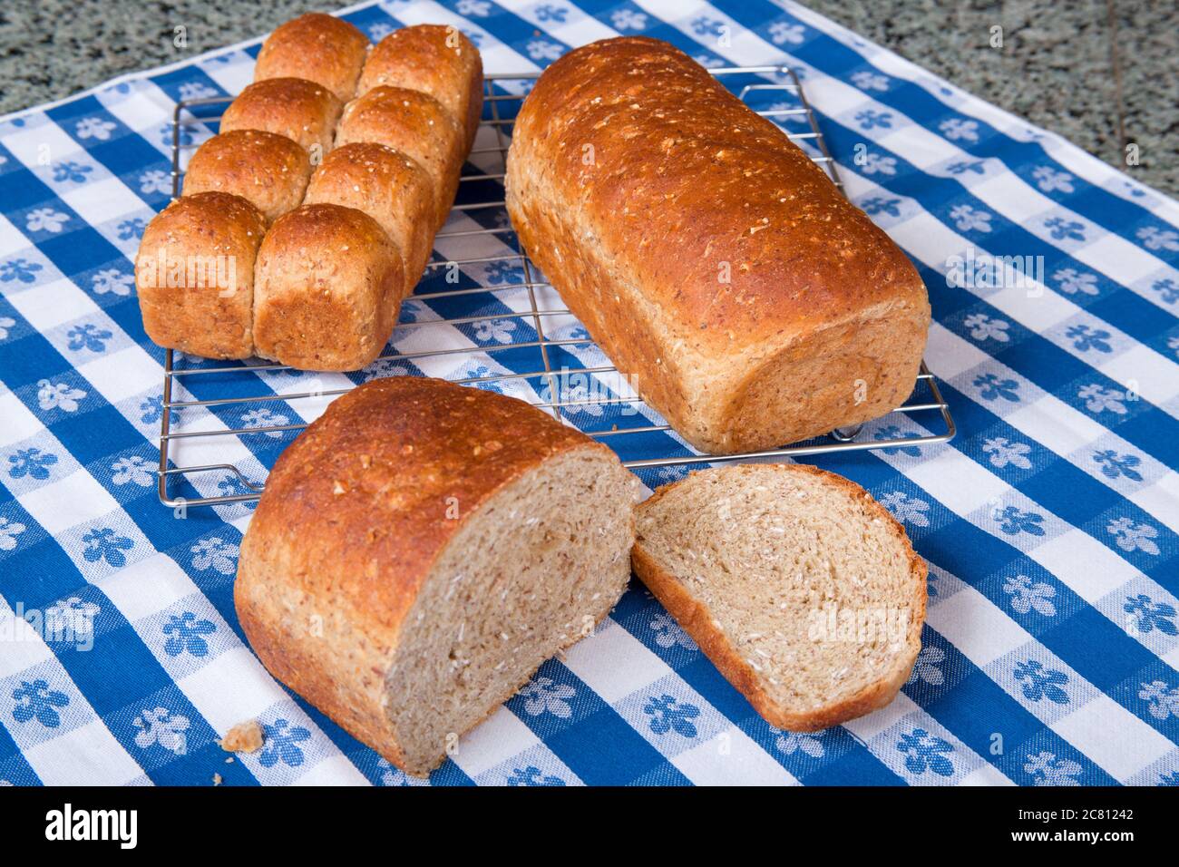 White bread on cooling rack hi-res stock photography and images - Alamy