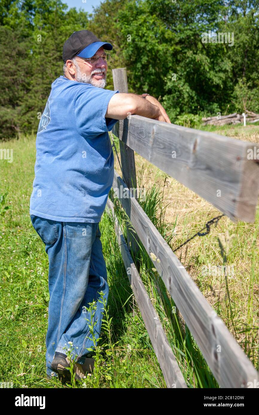 Man leaning against wooden fence hi-res stock photography and images ...