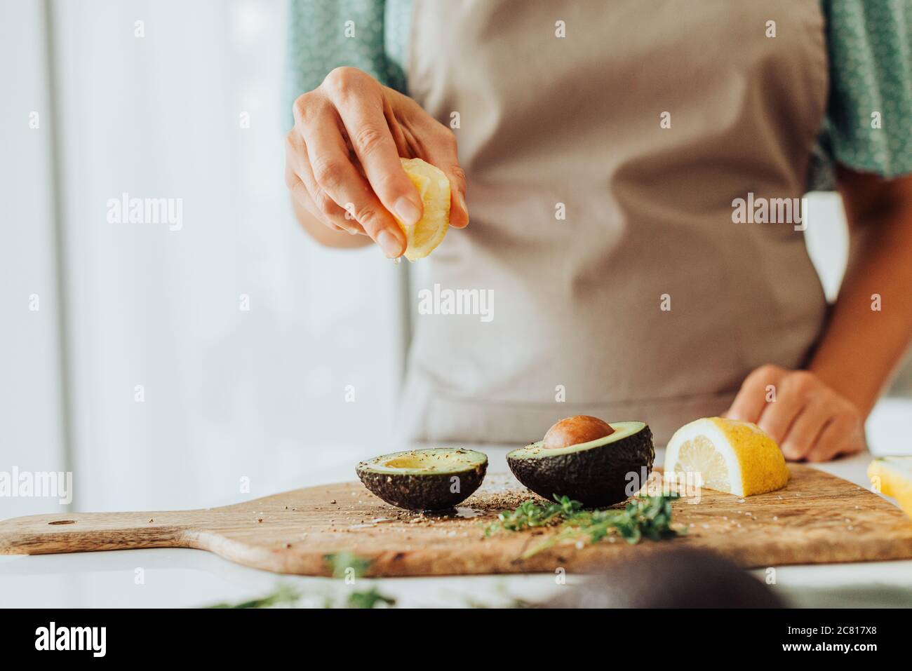 Squeezing lemon hi-res stock photography and images - Alamy