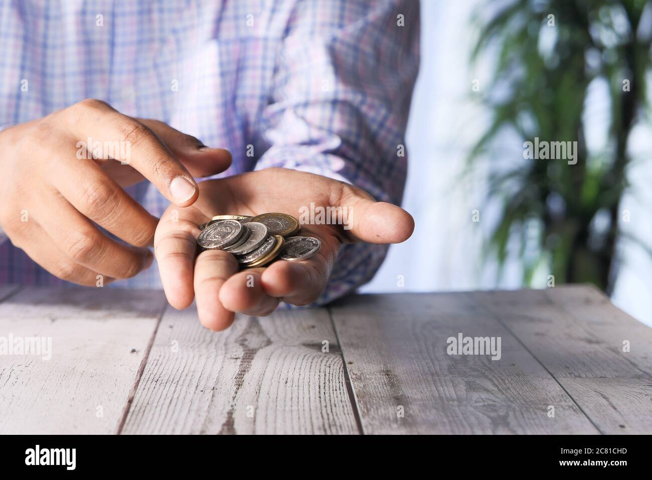 Close up of man hand counting coins Stock Photo - Alamy