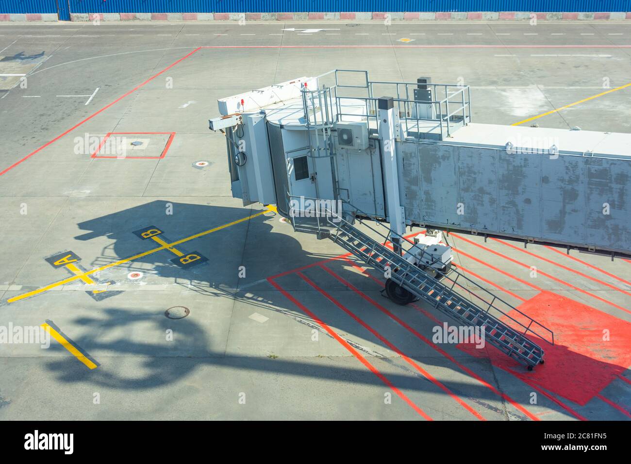 Jet bridge on an airport terminal, empty gate Stock Photo - Alamy