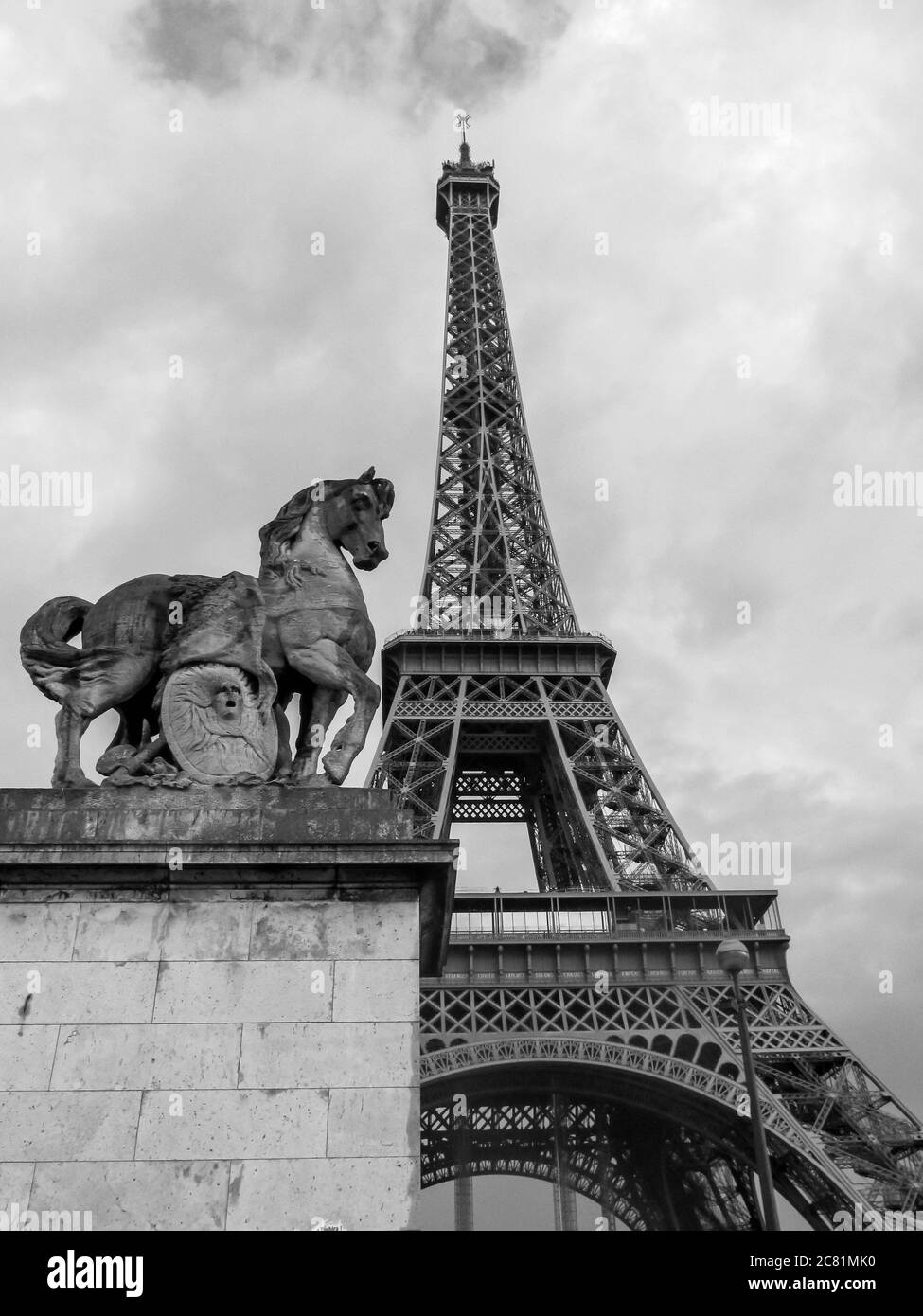 Horse statue and eiffel tower hi-res stock photography and images - Alamy