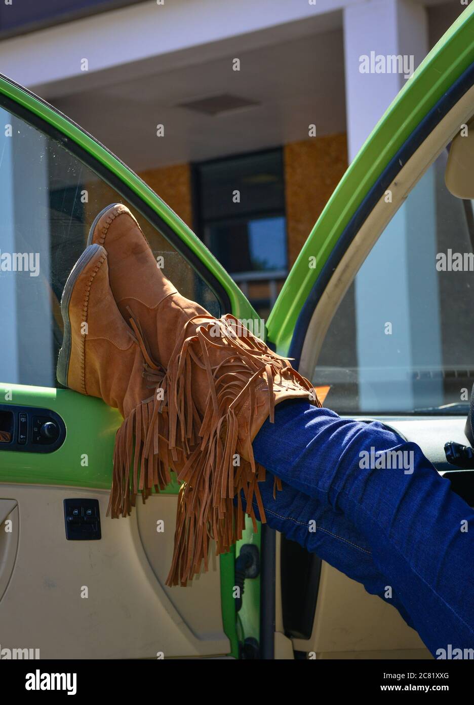 Female crossed legs feet brown hi-res stock photography and images - Alamy