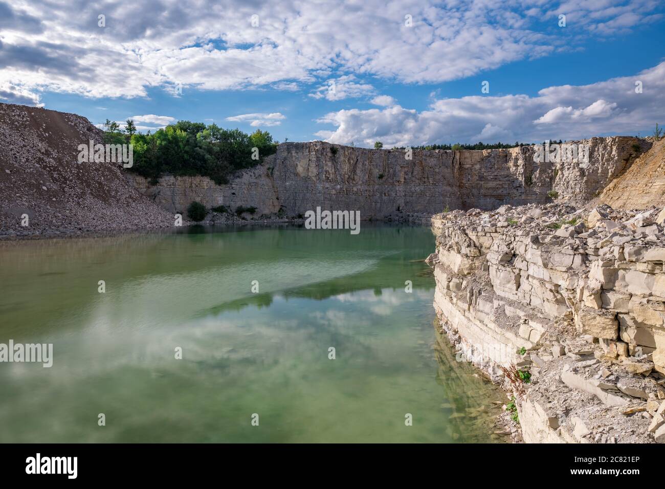 Quarry lake hi-res stock photography and images - Alamy