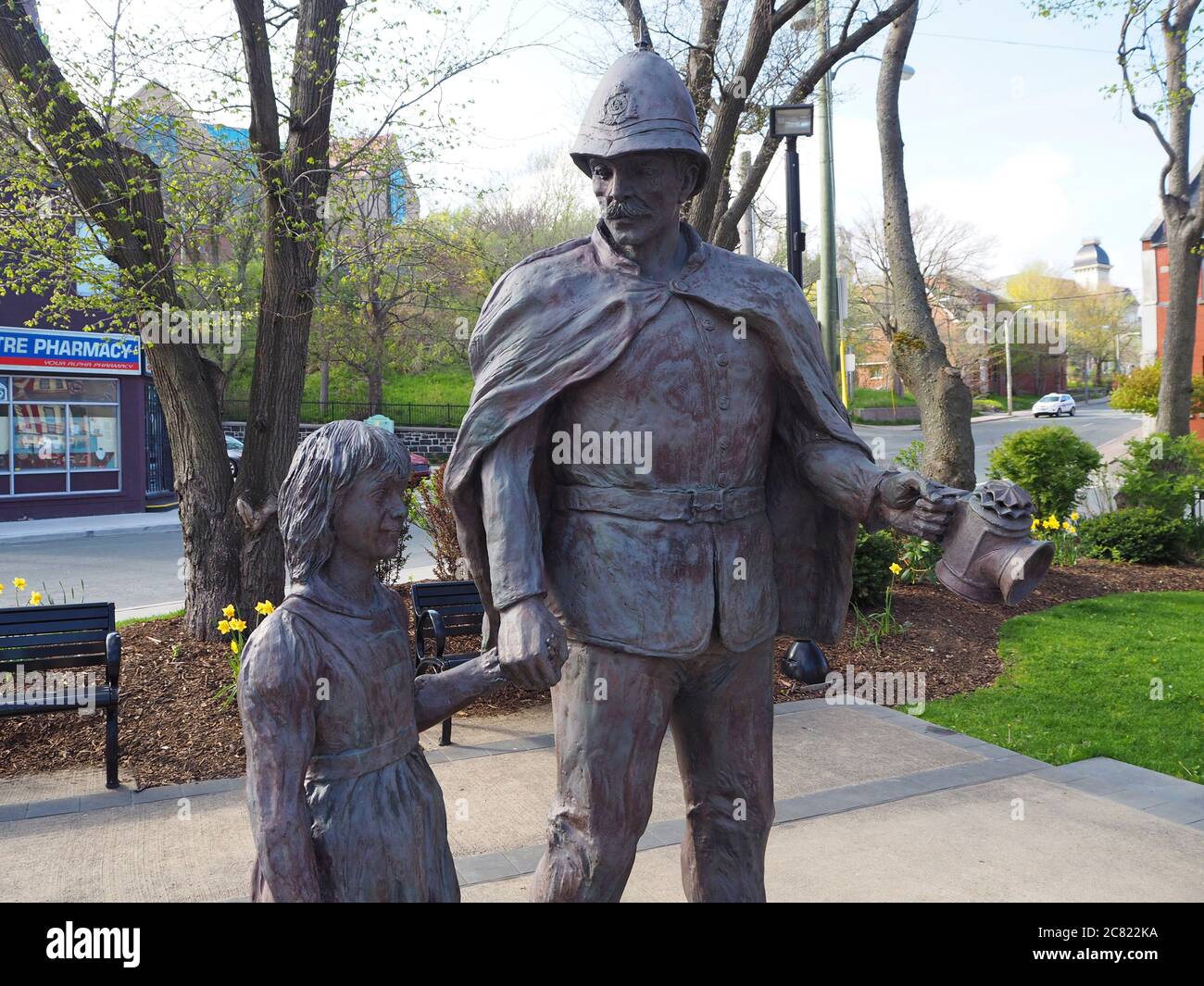 Police memorial statue hi-res stock photography and images - Alamy