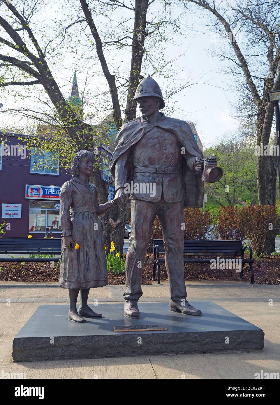 Police memorial statue hi-res stock photography and images - Alamy