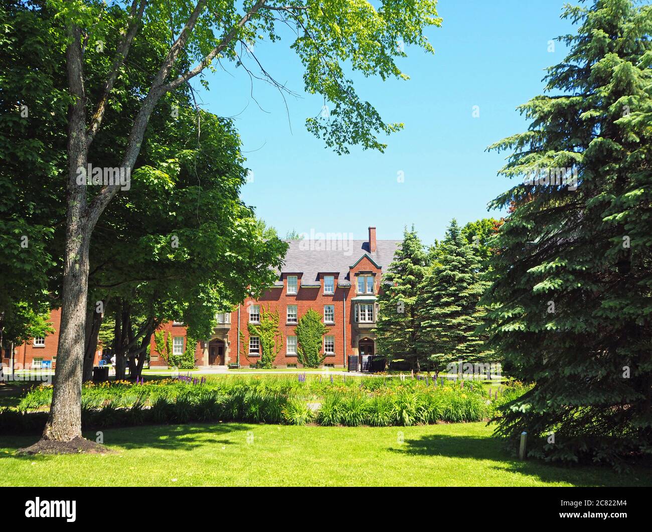 Canada school building exterior hi-res stock photography and images - Alamy