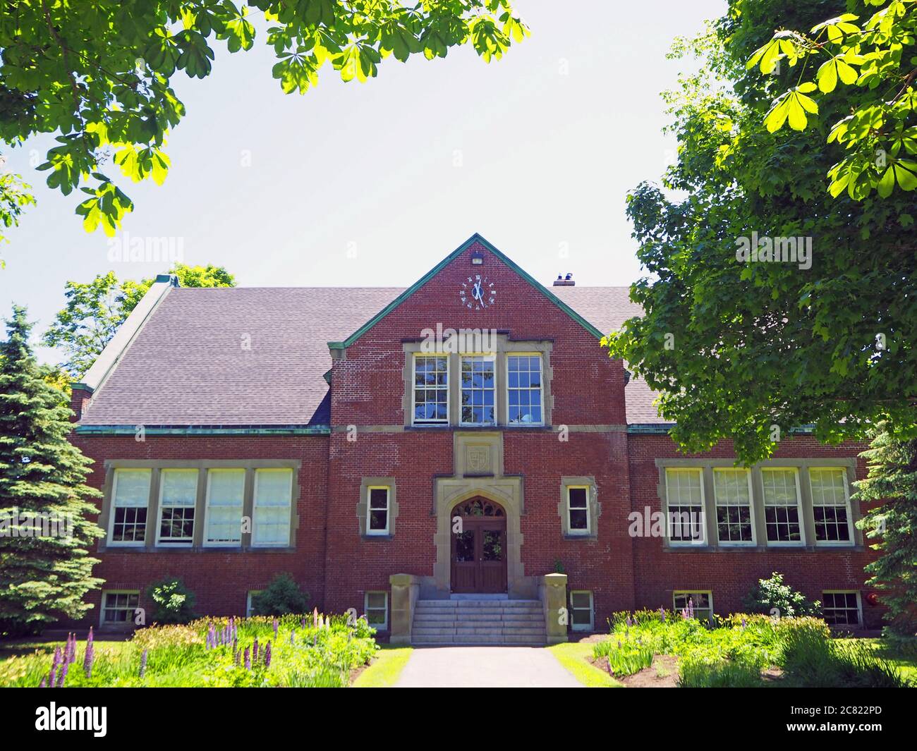 Canada school building exterior hi-res stock photography and images - Alamy
