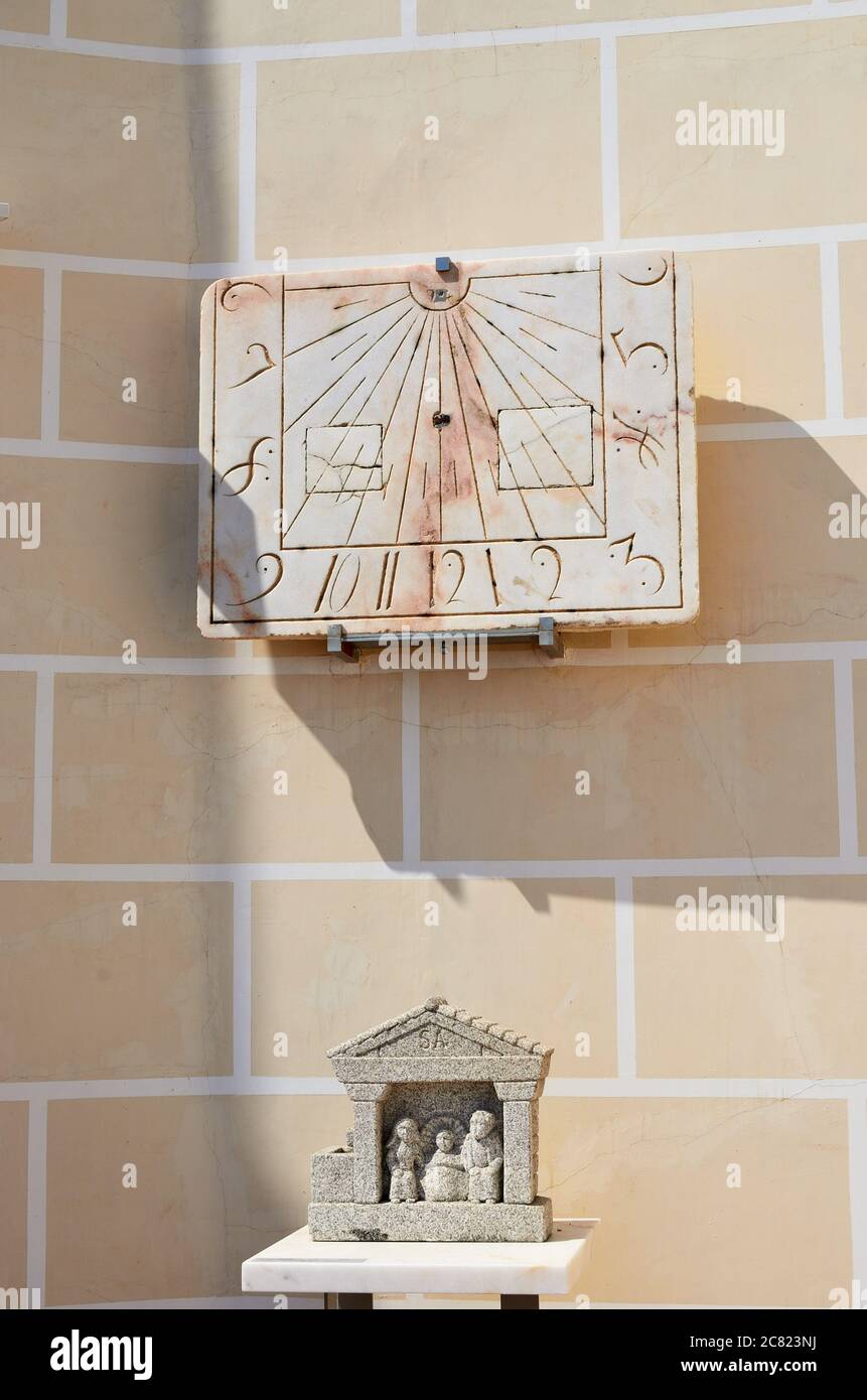 Medieval sundial on wall the house, Evora, Portugal Stock Photo - Alamy