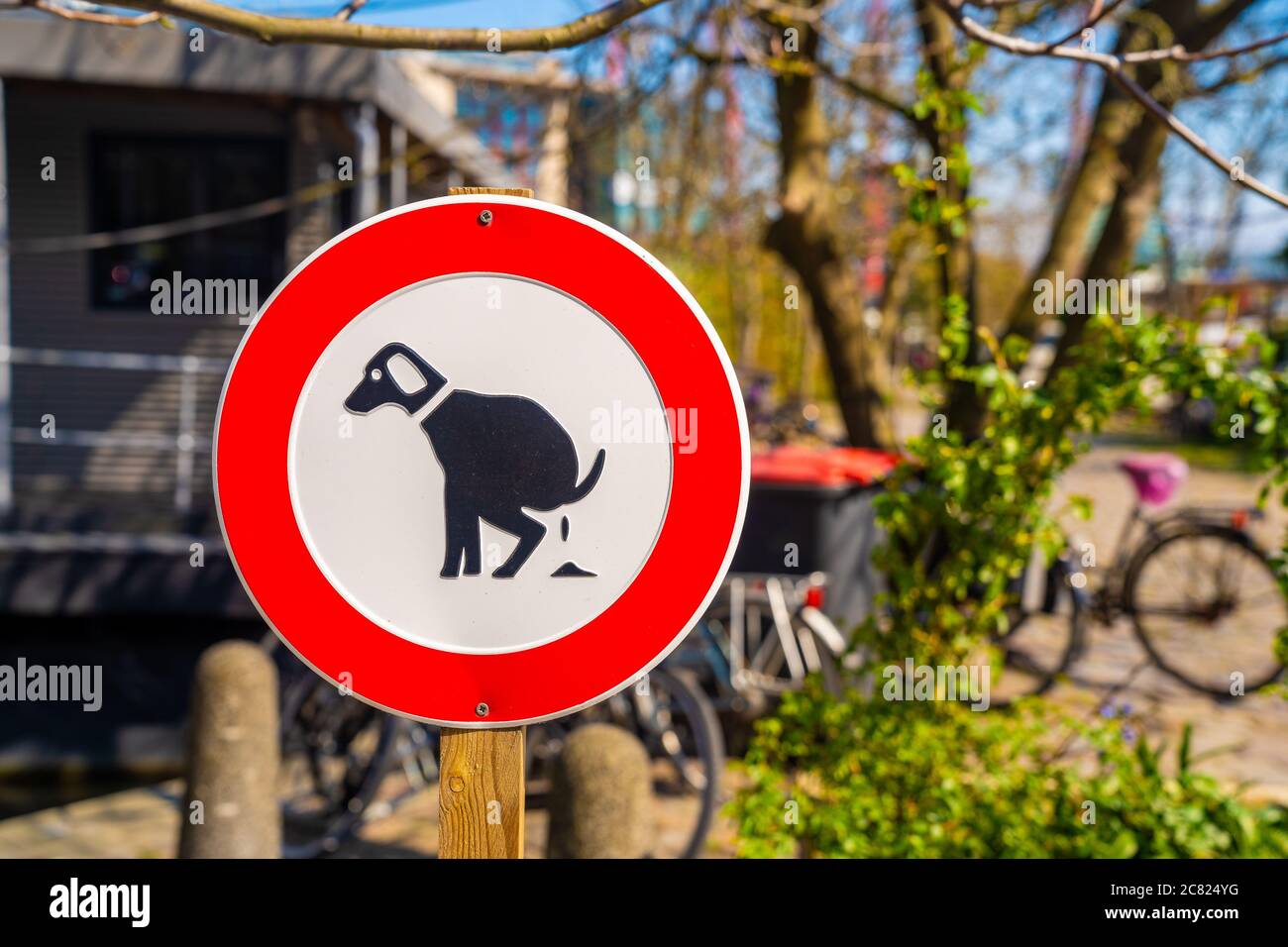No pooping sign hi-res stock photography and images - Alamy