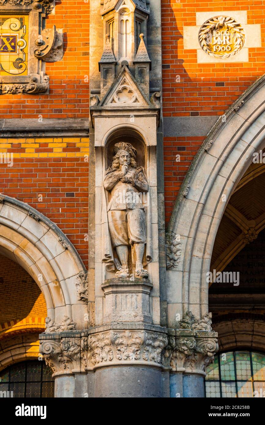 Vertical shot of a statue on one of the walls of the Rijksmuseum Stock ...