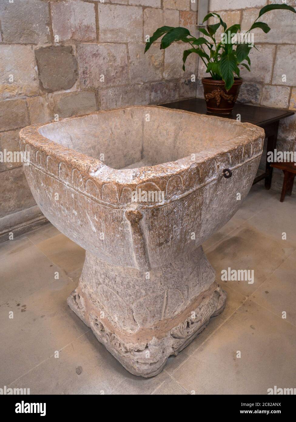 Pila bautismal romanica hi-res stock photography and images - Alamy