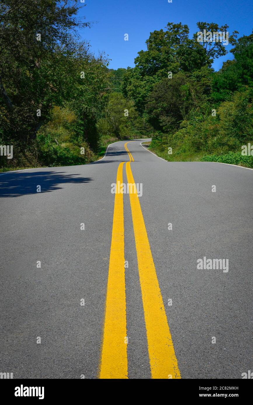 Yellow road stripe hi-res stock photography and images - Alamy