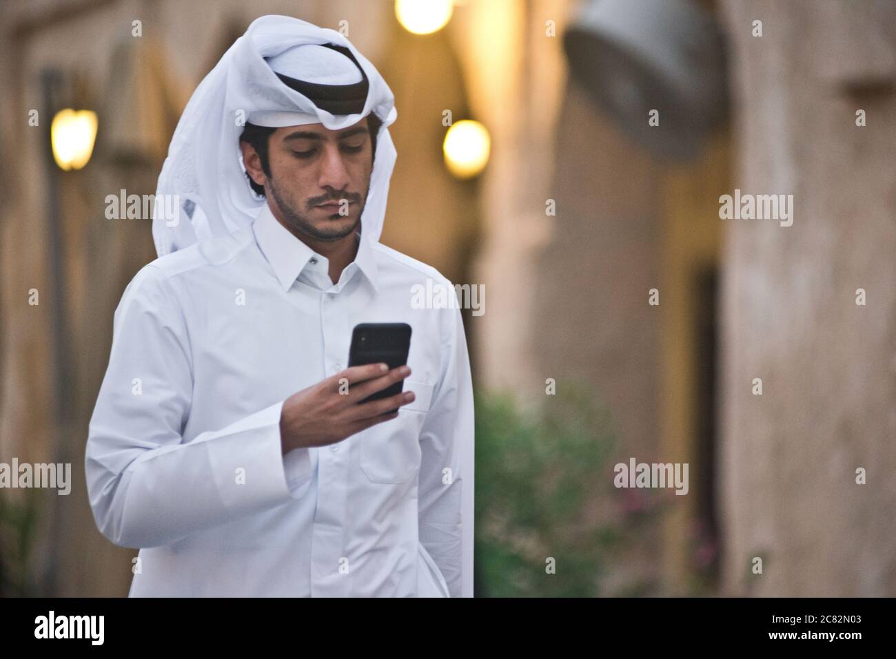 Saudi man with mobile phone hi-res stock photography and images - Alamy