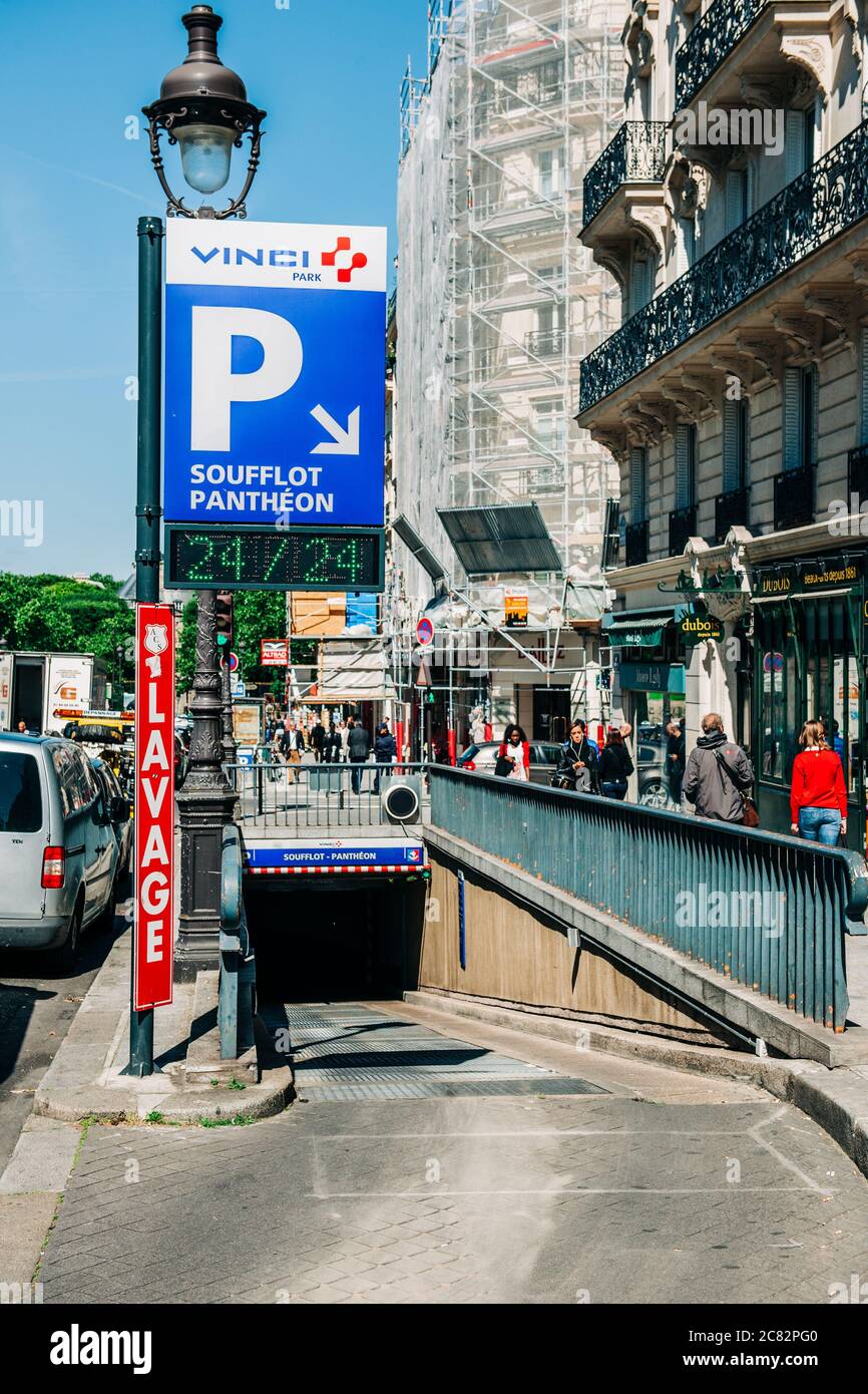 Parisian parking hi-res stock photography and images - Alamy