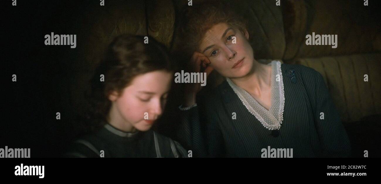 RADIOACTIVE, right: Rosamund Pike as Marie Curie, 2019. © Amazon ...