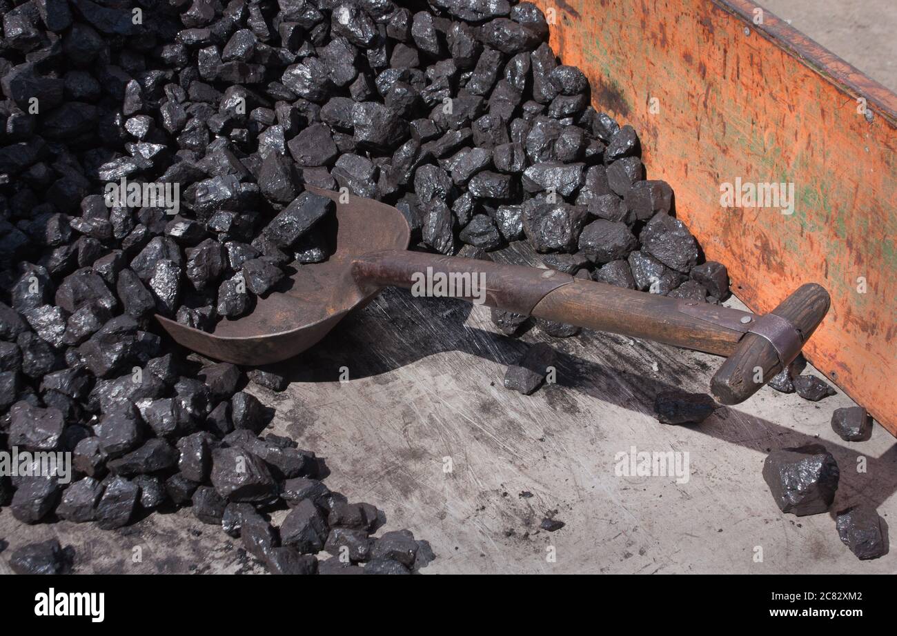Coal and shovel ready to be burned Stock Photo - Alamy