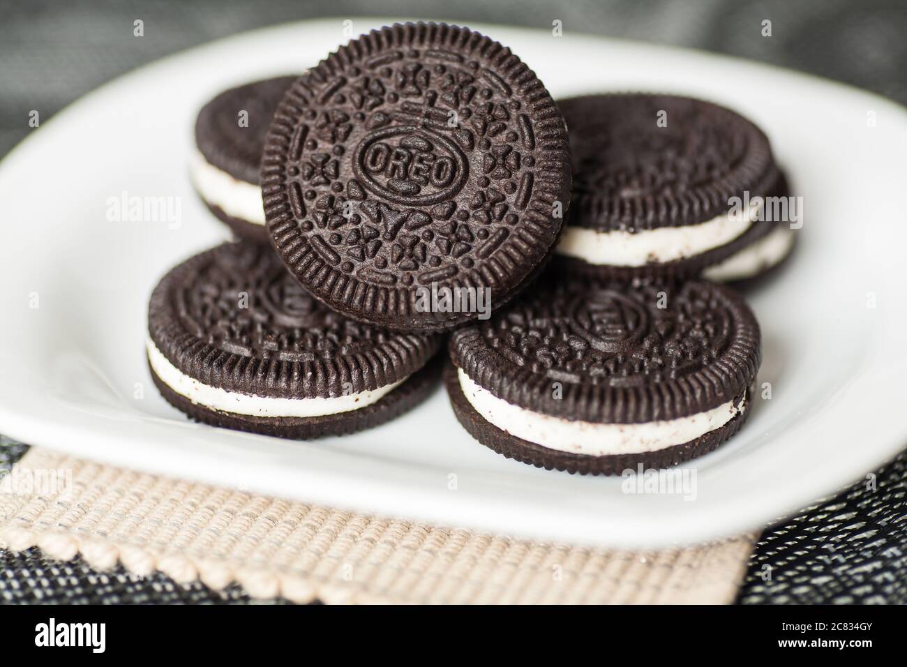 Oreo cookies place neatly on a white plate Stock Photo - Alamy