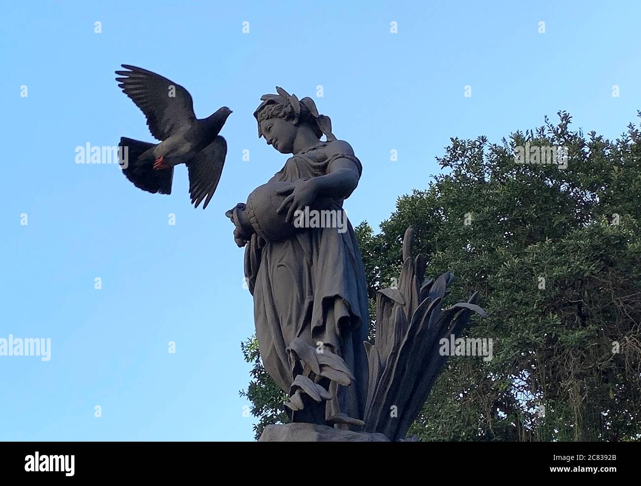 Statue in the city center hi-res stock photography and images - Alamy