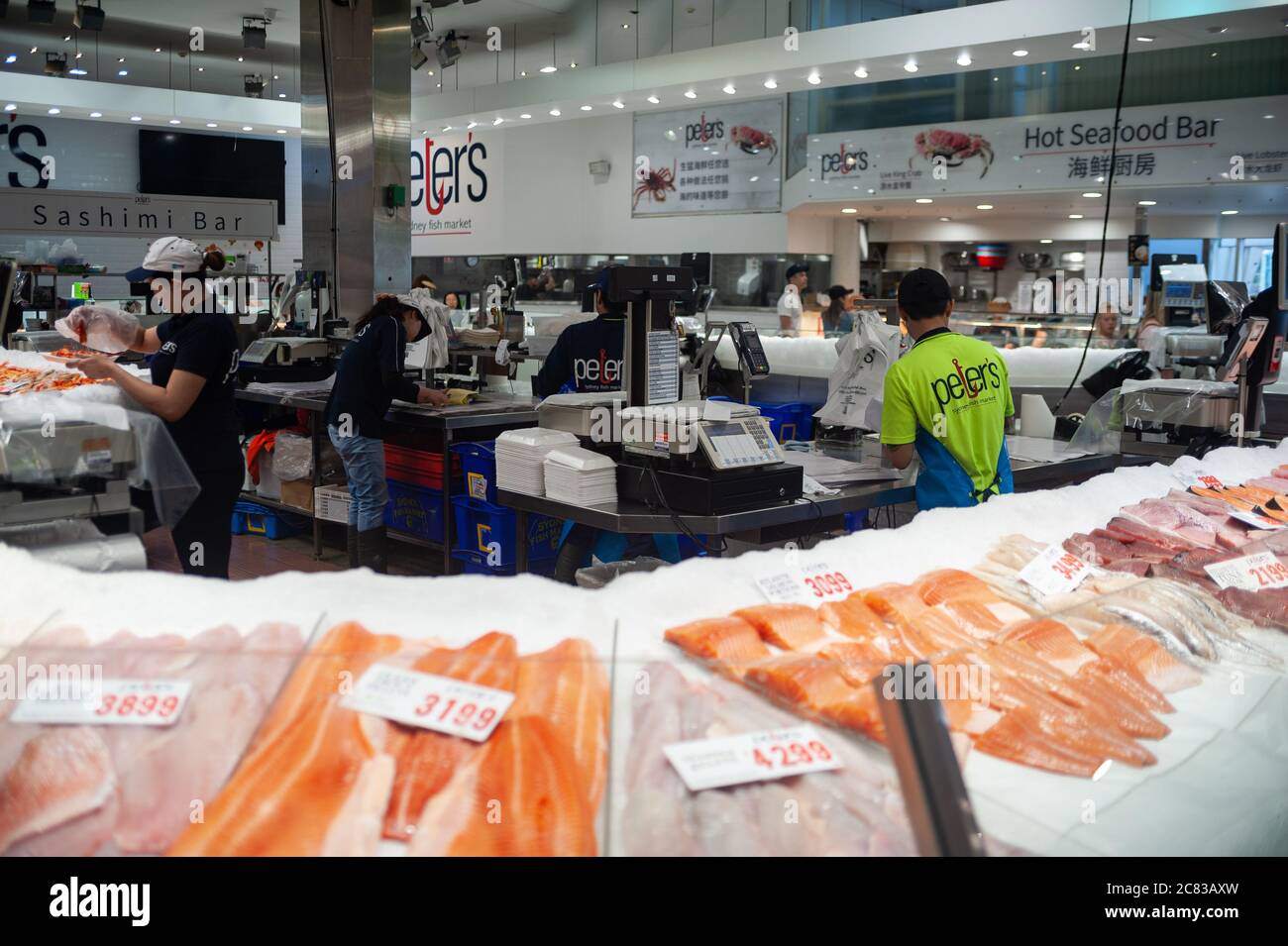 26.09.2019, Sydney, New South Wales, Australia - Fish sellers behind a ...