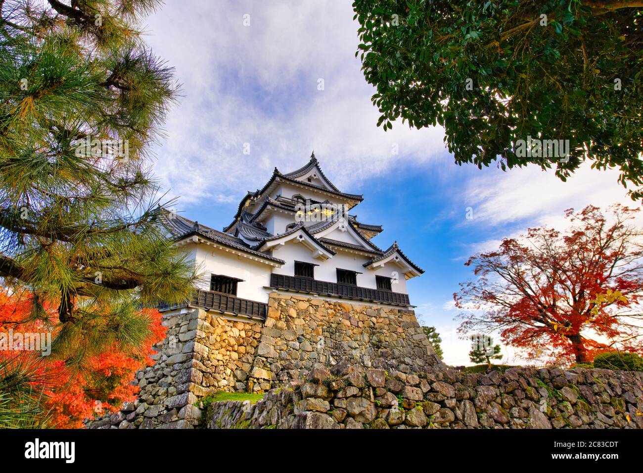 Beautiful sky during the autumn leaves season at Hikone Castle, Shiga ...