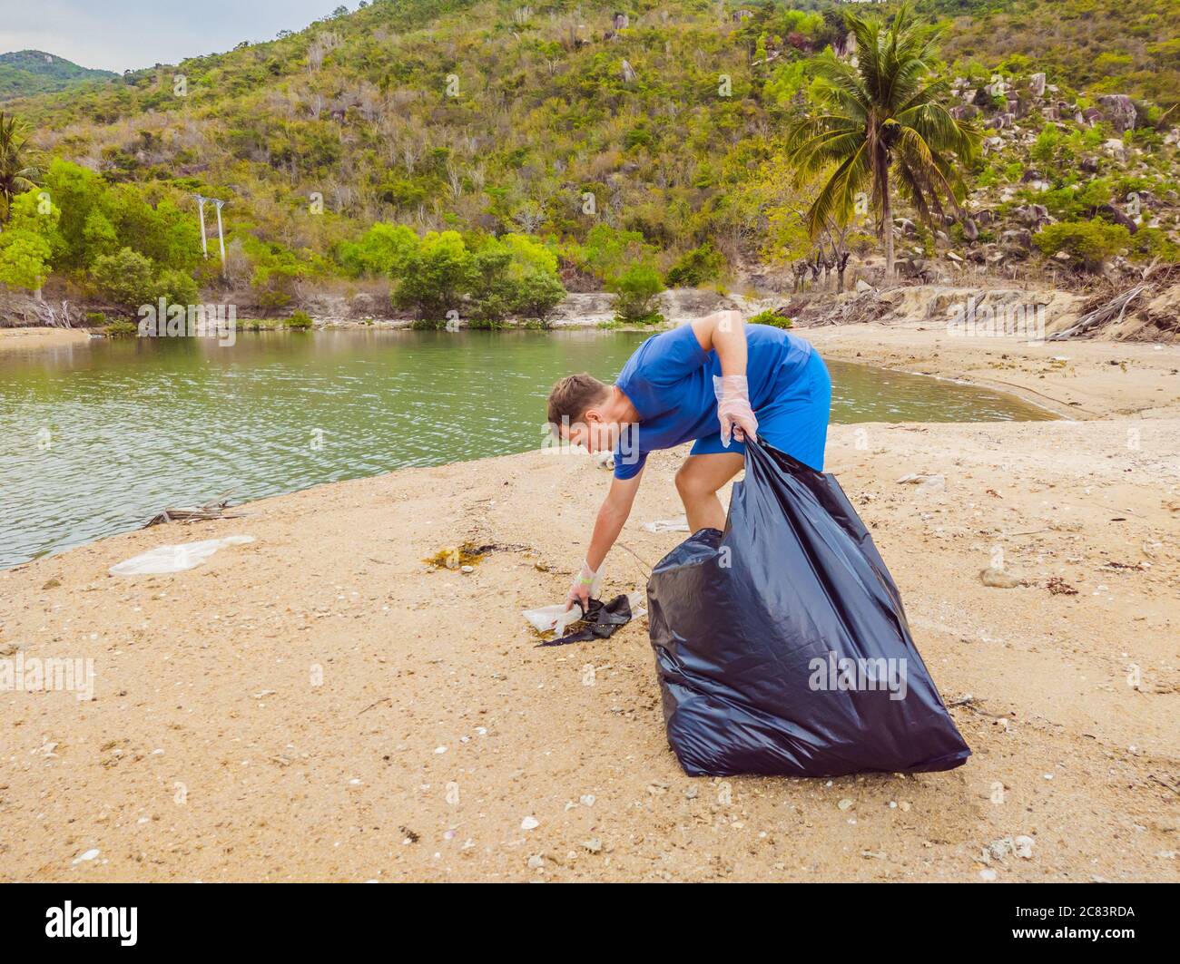 Spilled garbage on the ground hi-res stock photography and images - Alamy