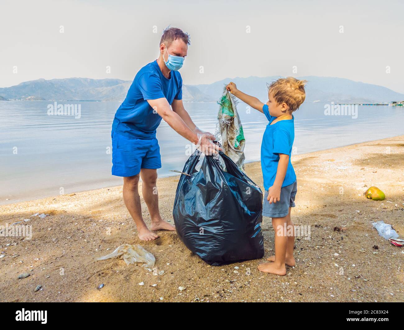 Children collecting rubbish hi-res stock photography and images - Alamy