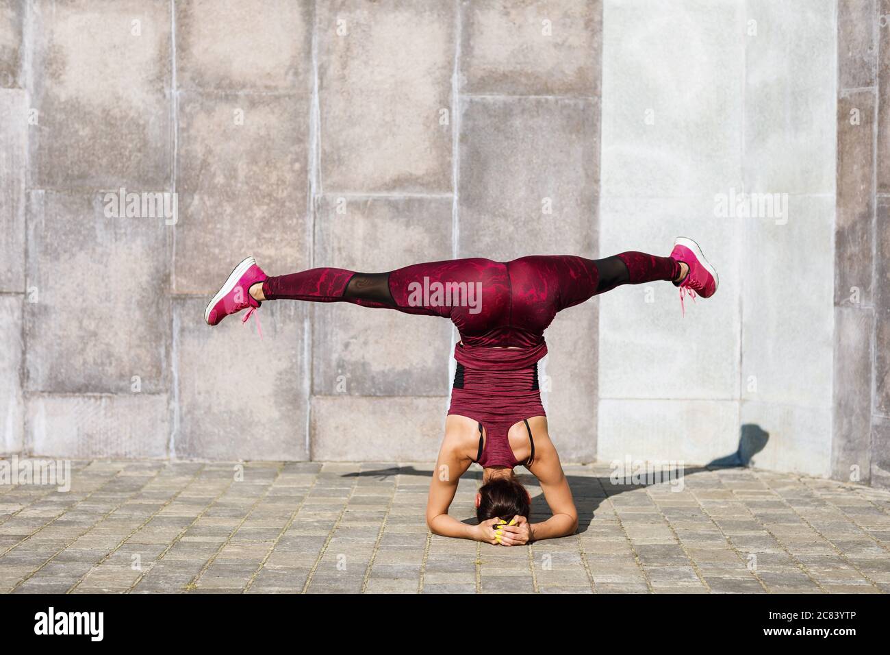 The girl performs an exercise on the elbows with a transverse twine ...