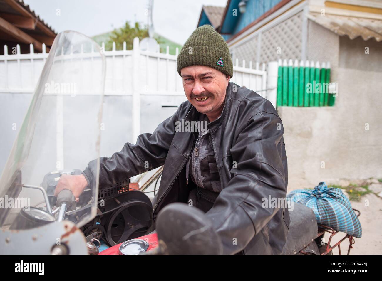 Gold teeth hi-res stock photography and images - Alamy