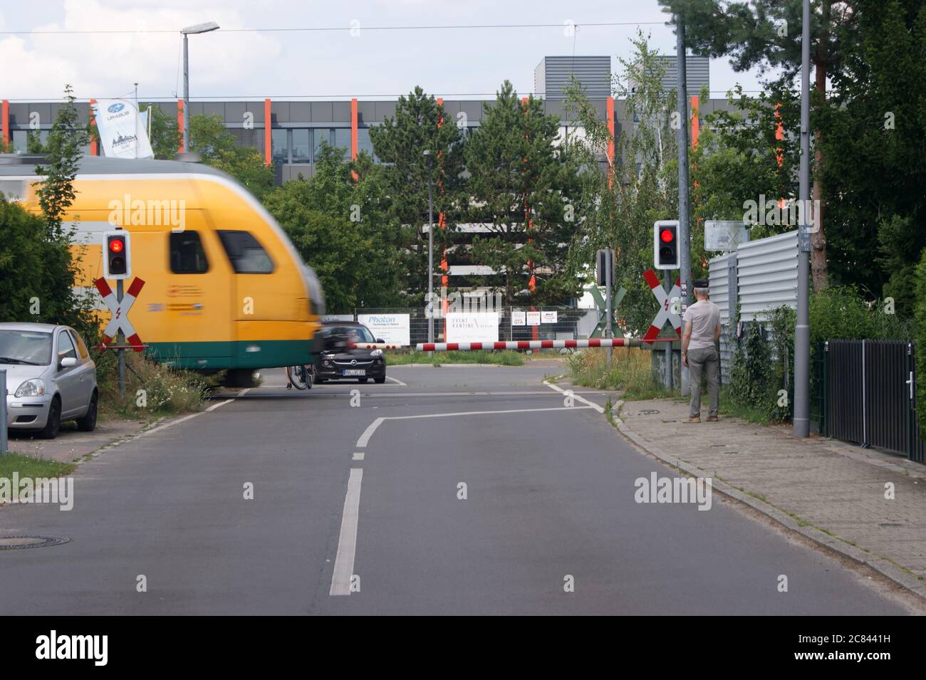 Bahnübergang an der Prisdorfer Straße in Berlin-Staaken Stock Photo - Alamy