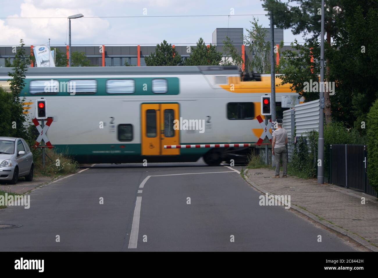 Bahnübergang an der Prisdorfer Straße in Berlin-Staaken Stock Photo - Alamy