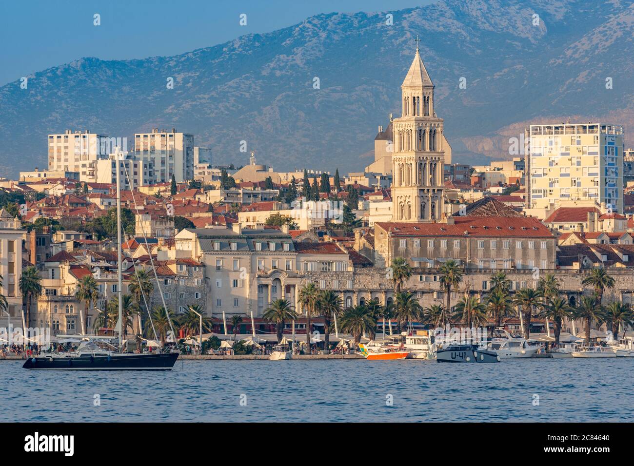 Split mountains hi-res stock photography and images - Alamy
