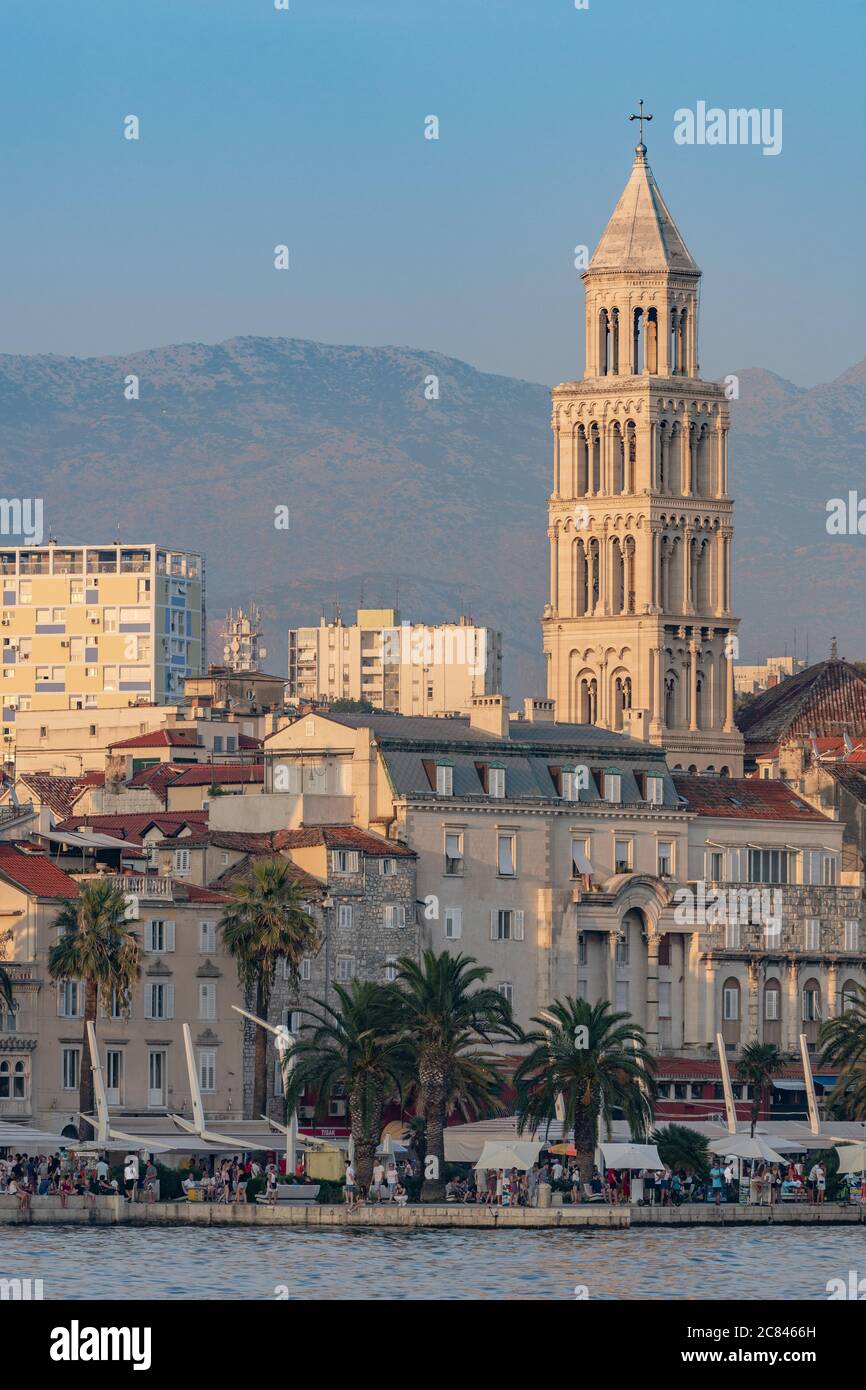 Split mountains hi-res stock photography and images - Alamy