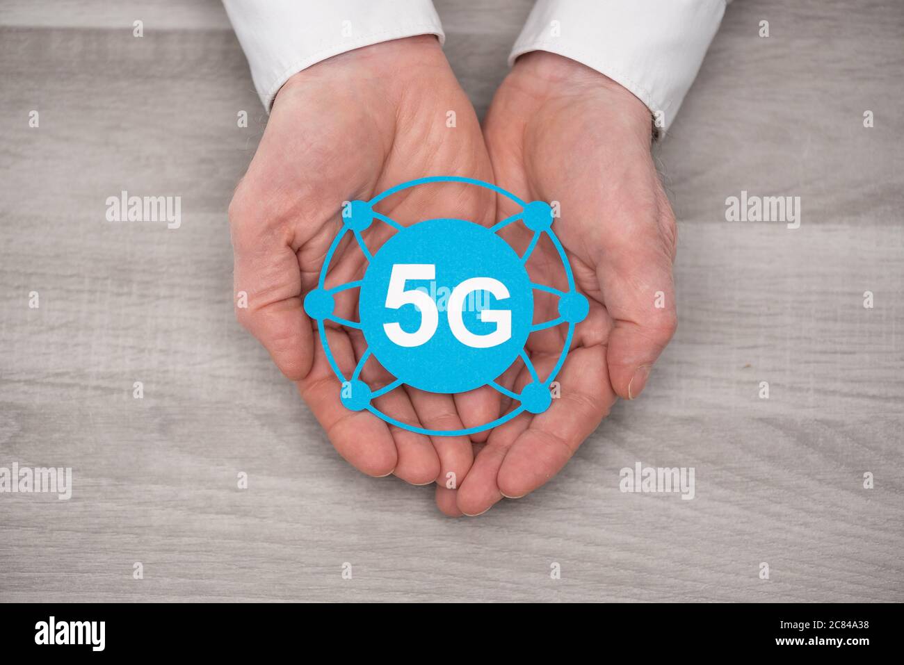 Hands holding a 5G sign; Concept of 5G Stock Photo - Alamy