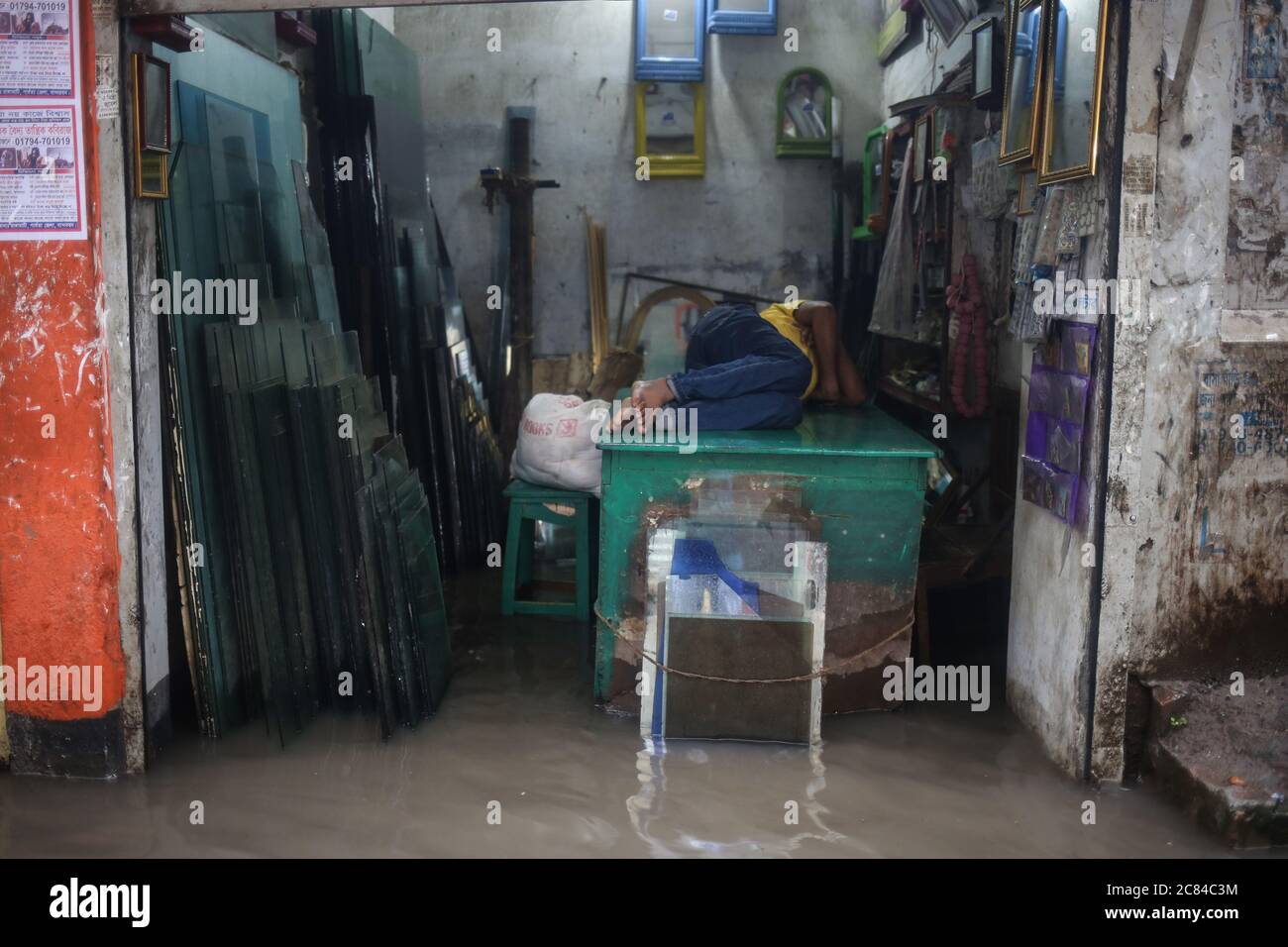 Dhaka, Dhaka, Bangladesh. 21st July, 2020. A man is sleeping on the ...