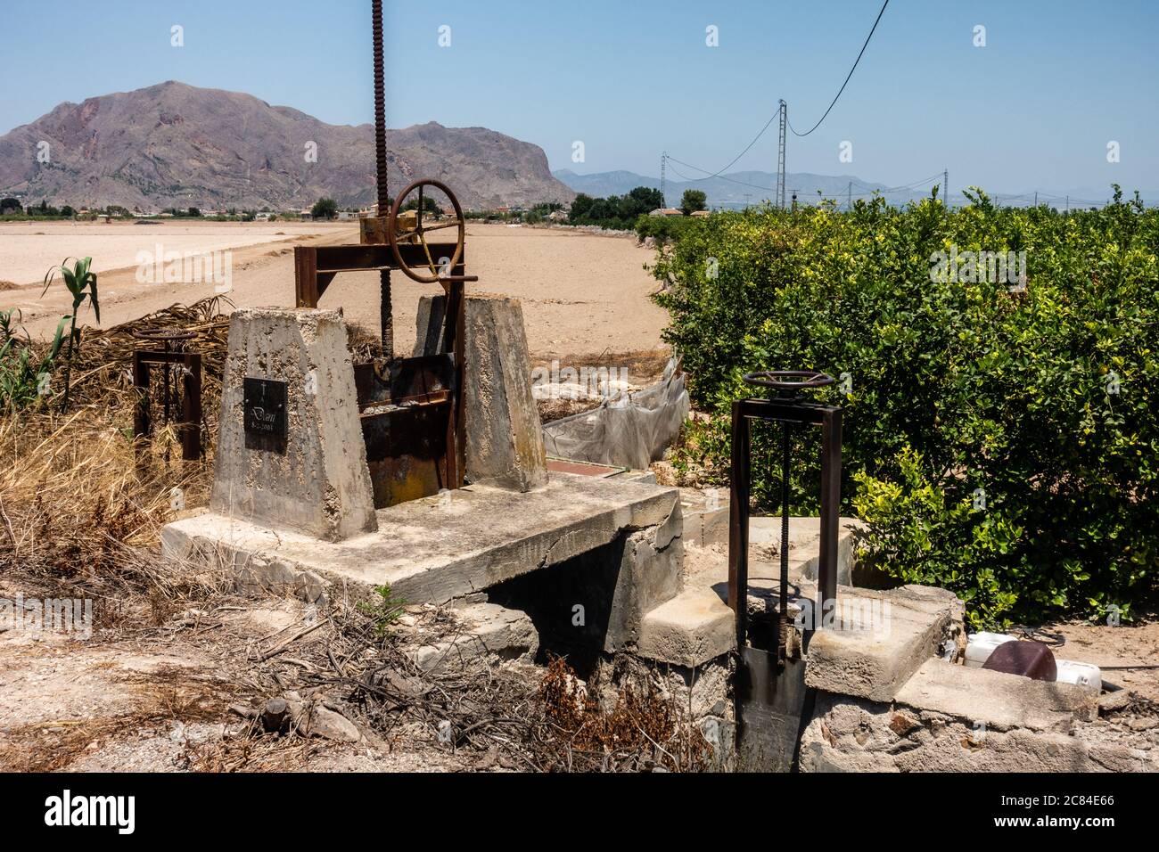 Sluice gate mechanism hi-res stock photography and images - Alamy