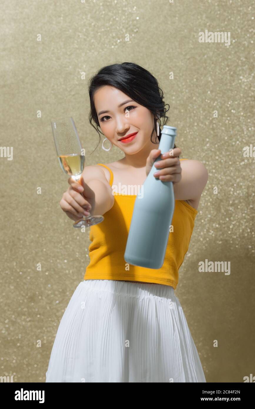 Celebrating champagne smiling celebrity hi-res stock photography and ...