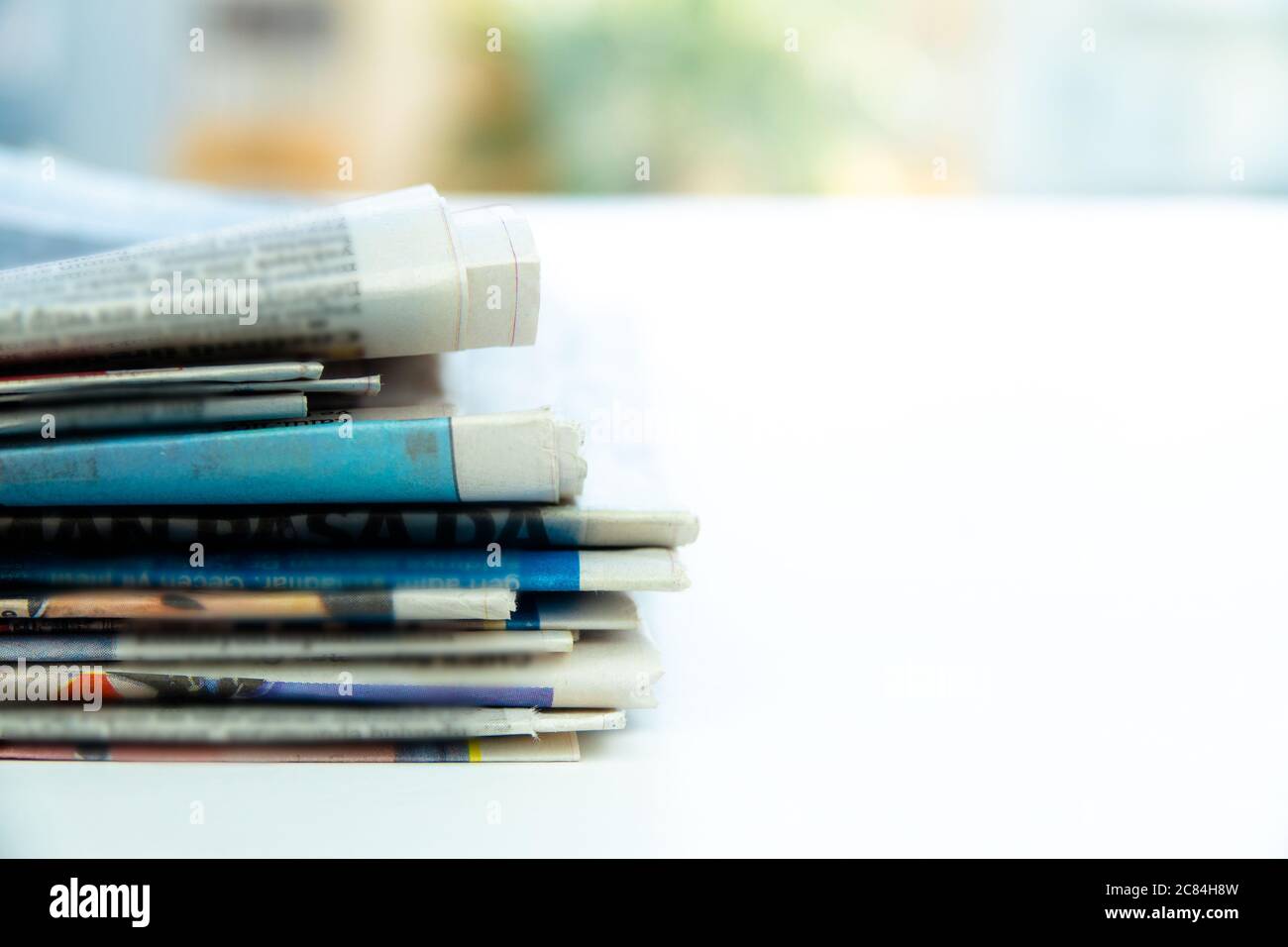 Pile table magazine hi-res stock photography and images - Alamy