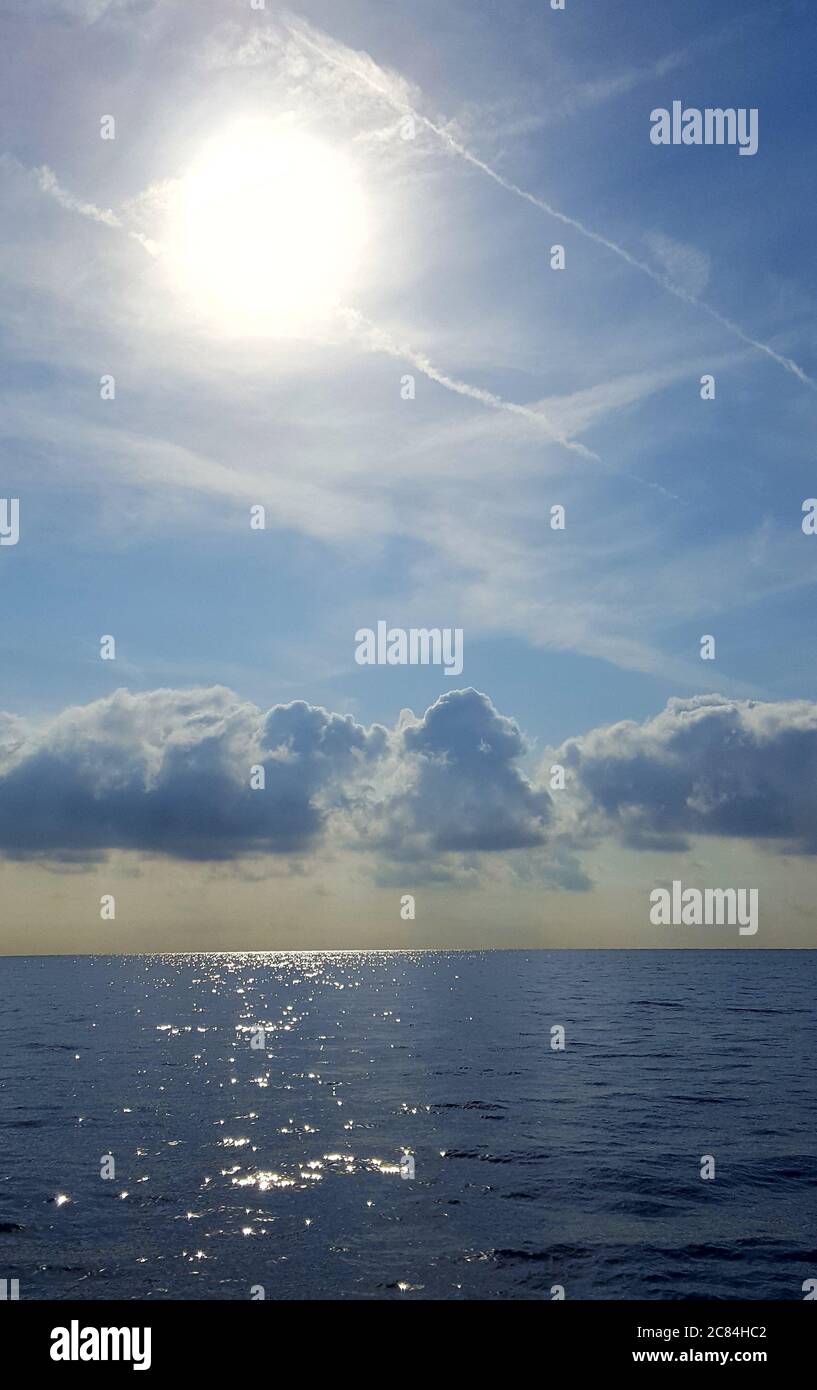 Sun, sky and ocean Stock Photo - Alamy
