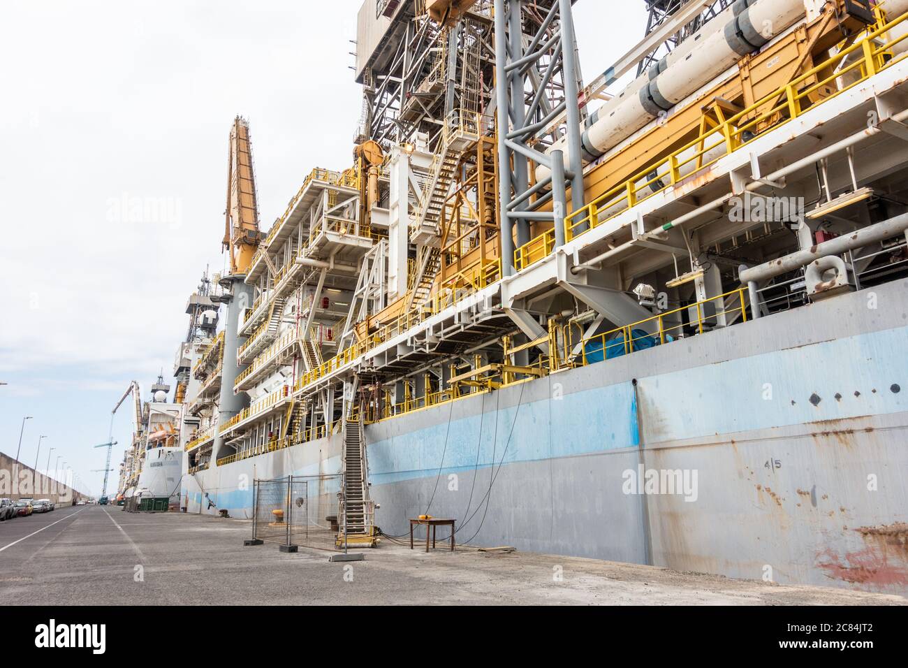 Drillships hi-res stock photography and images - Alamy