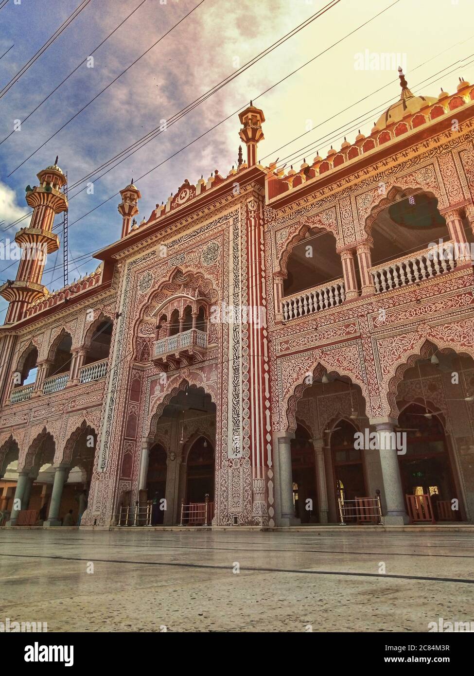 Beautiful mosque in Karachi Pakistan Stock Photo - Alamy