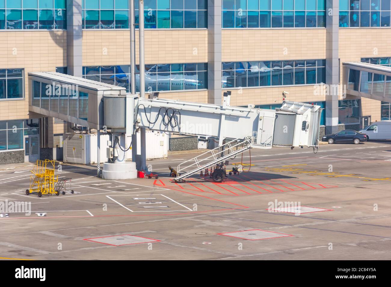 Jet bridge on an airport terminal, empty gate Stock Photo - Alamy
