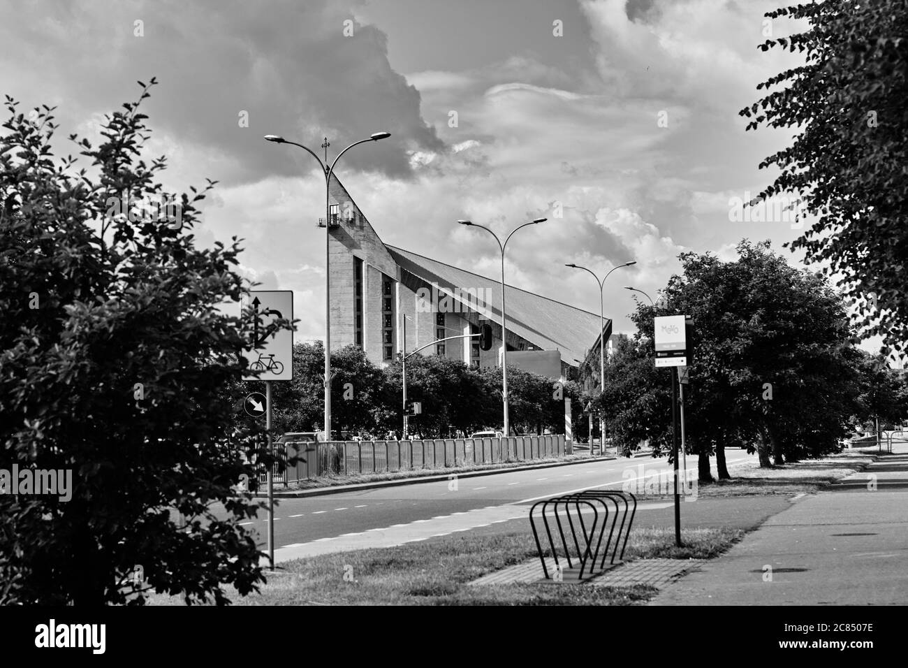 Chiaroscuro modern architecture building Black and White Stock Photos ...