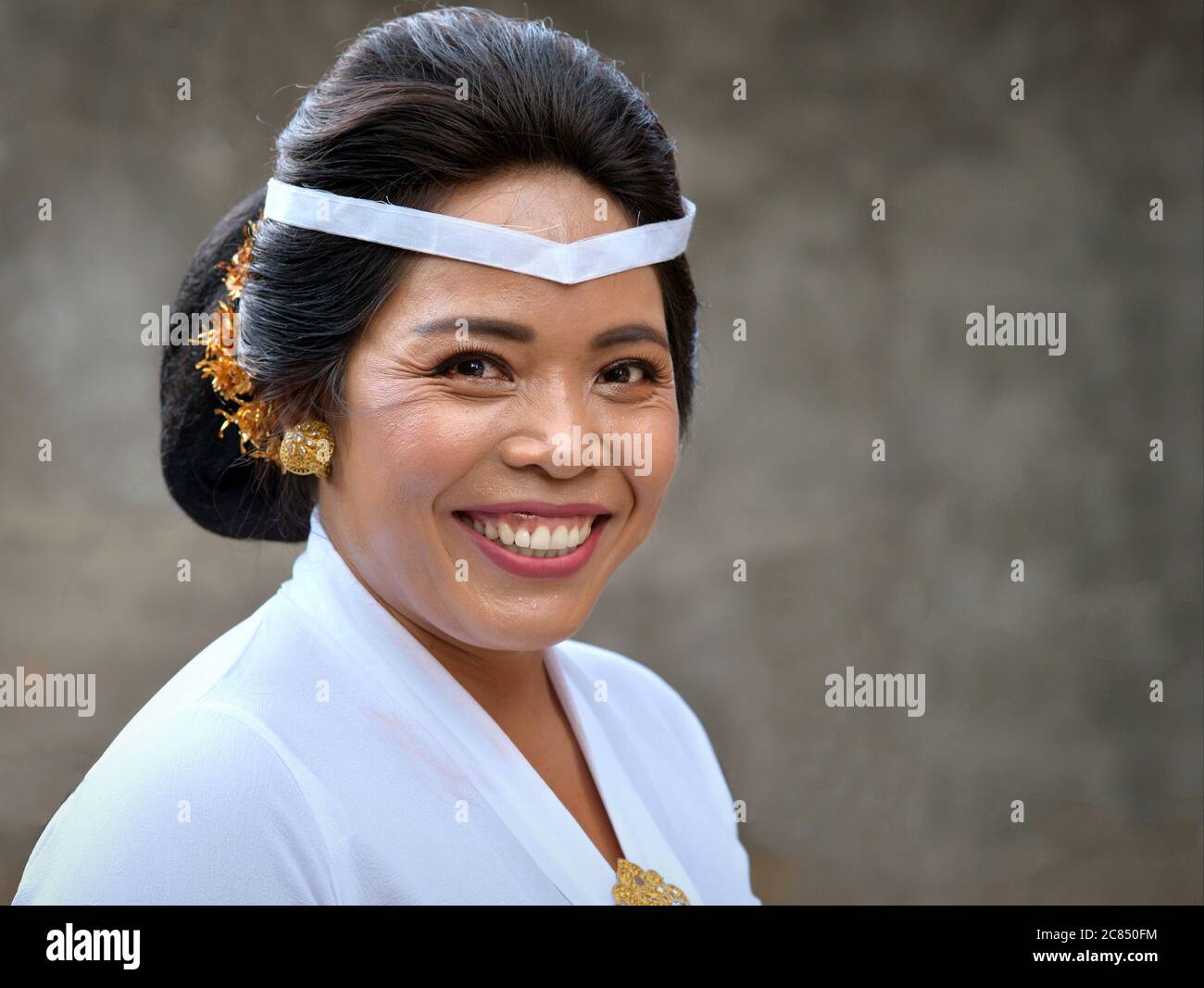 Indonesian woman traditional clothing hi-res stock photography and ...