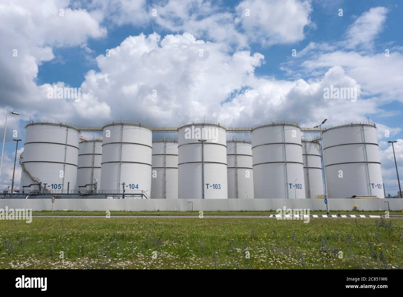 petrochemical industrial plant or oil refinery Stock Photo - Alamy